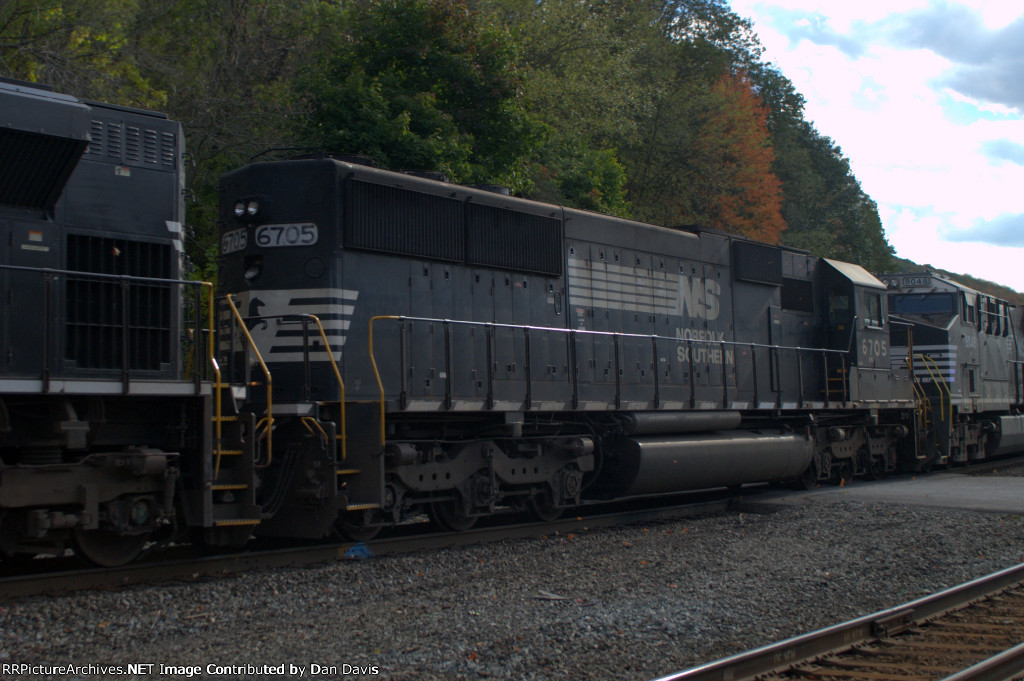 NS SD60 6705 trails on 10G